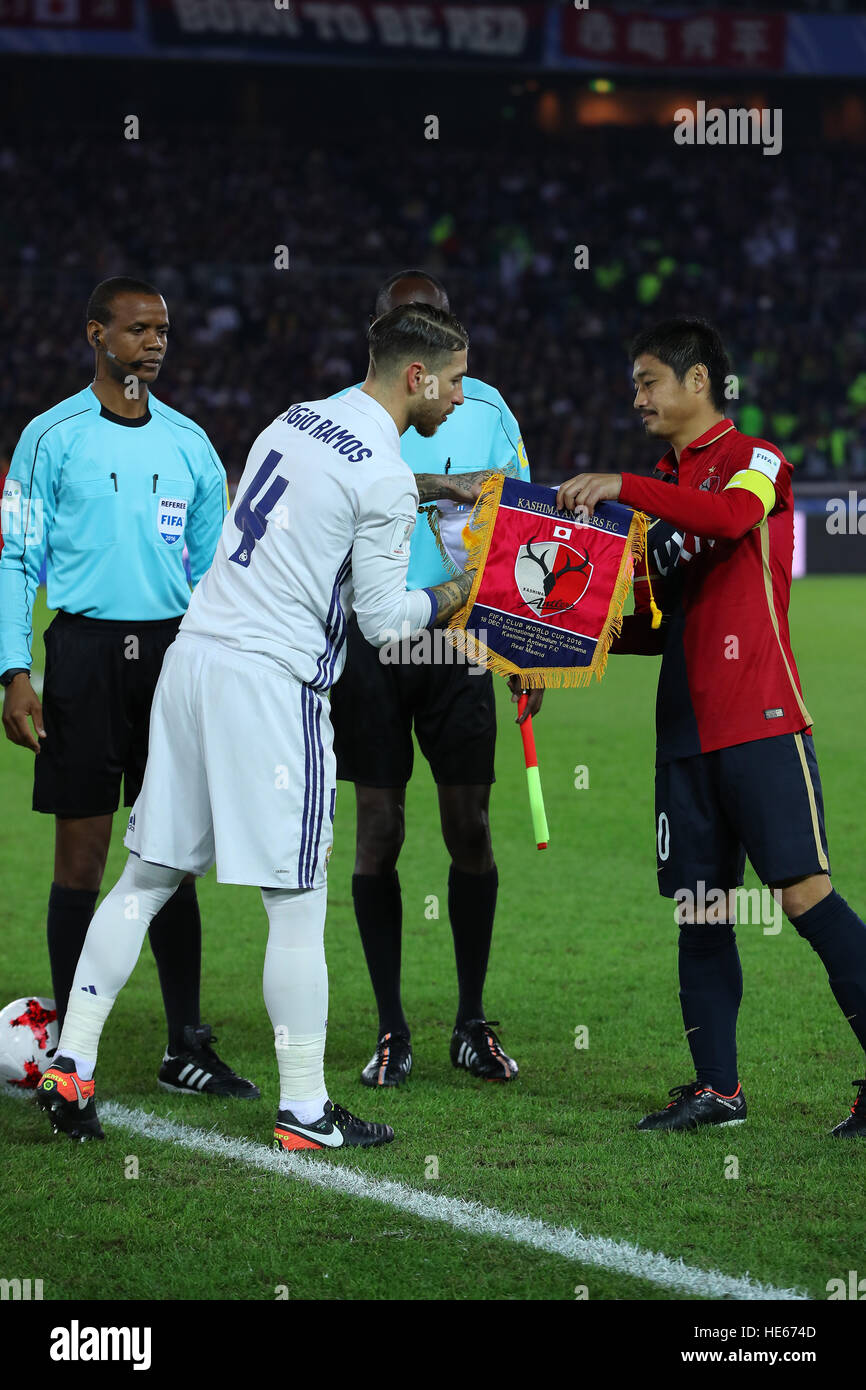Kanagawa, Japan. 18th Dec, 2016. (L-R) Janny Sikazwe (Referee), Sergio ...