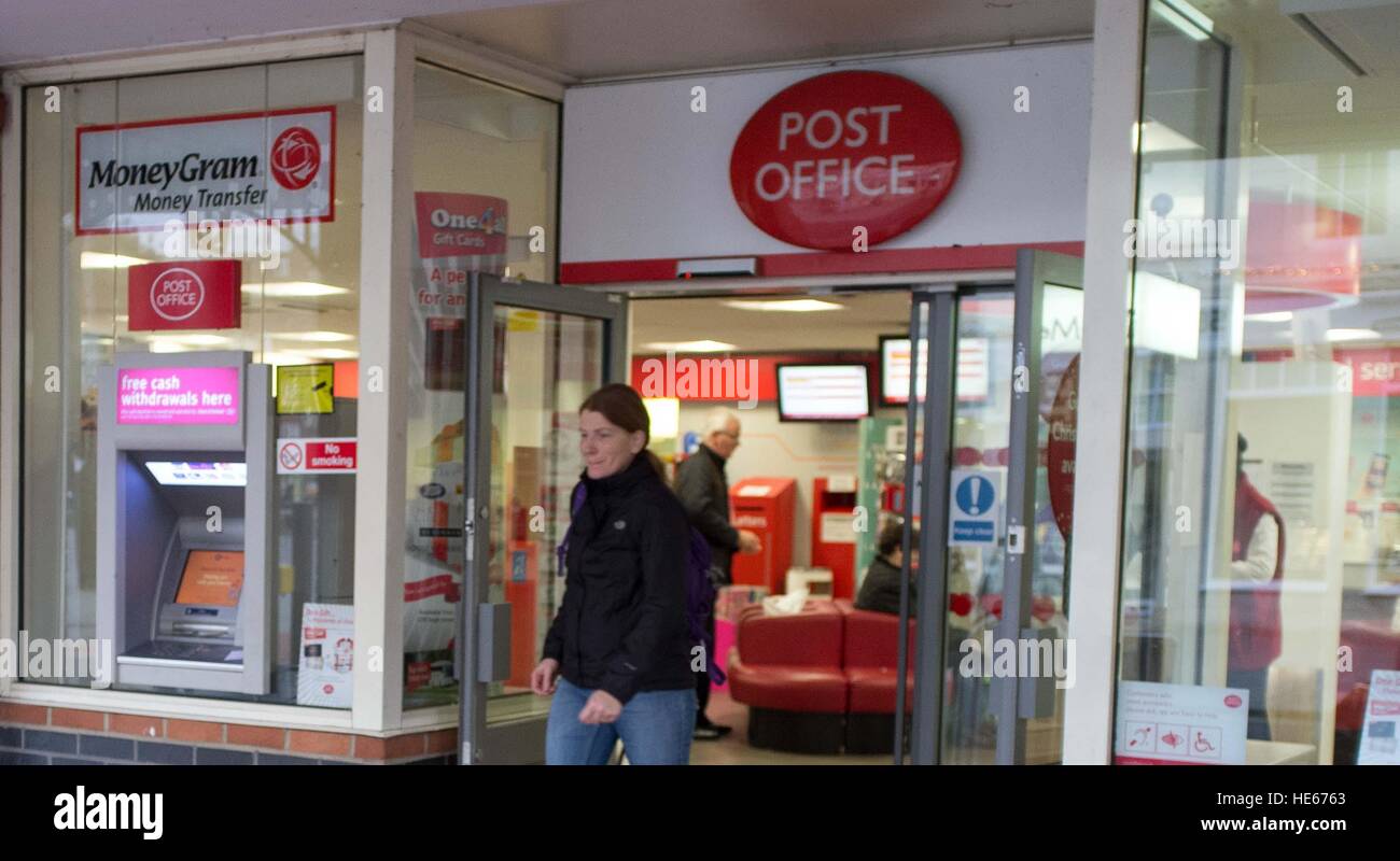 Reading, UK. 19th Dec, 2016. Reading Post Office open despite a strike ...