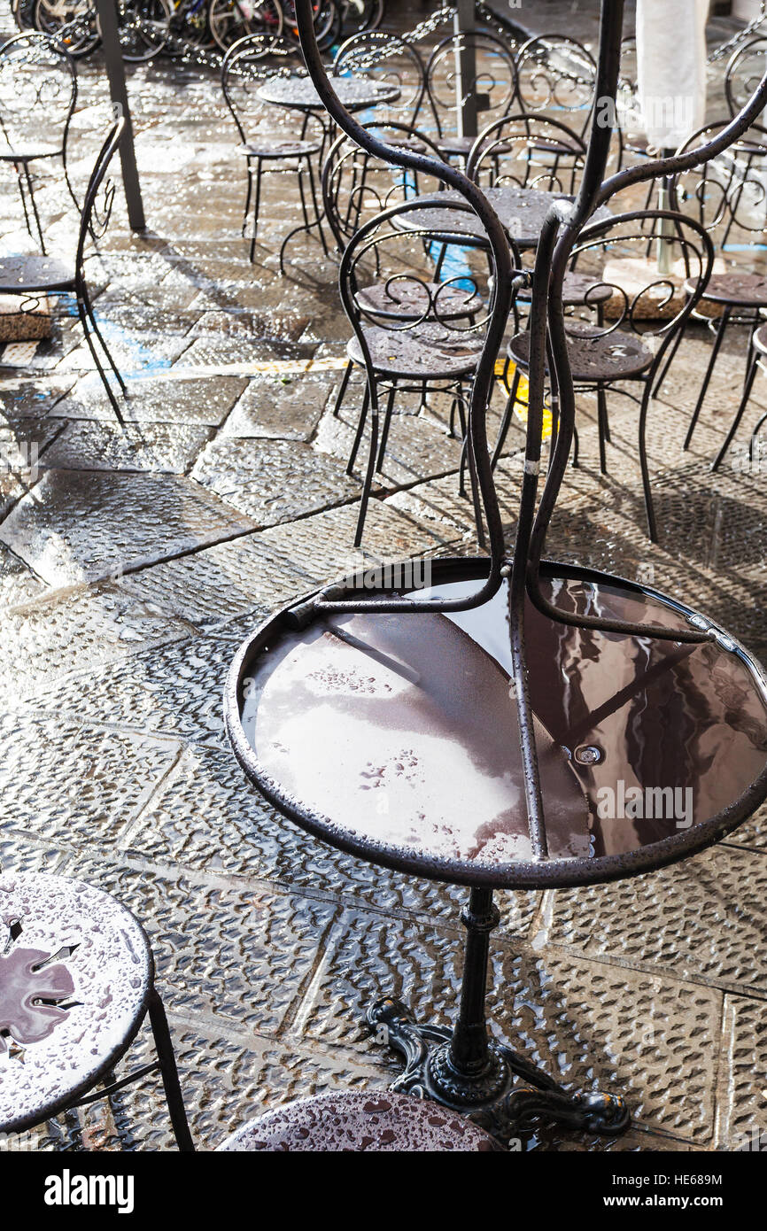 Wet cafe tables hi-res stock photography and images - Alamy