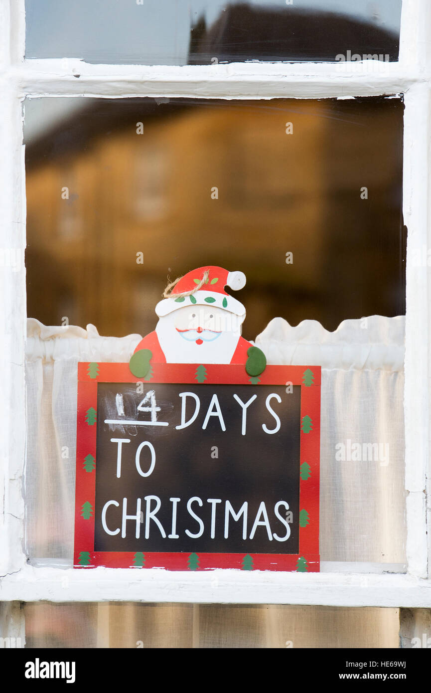 Christmas reminder sign in a cottage window. Chipping Campden ...