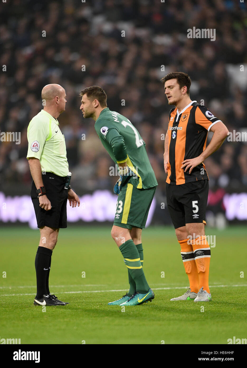 Hull City goalkeeper David Marshall (centre) speaks to the referee ...