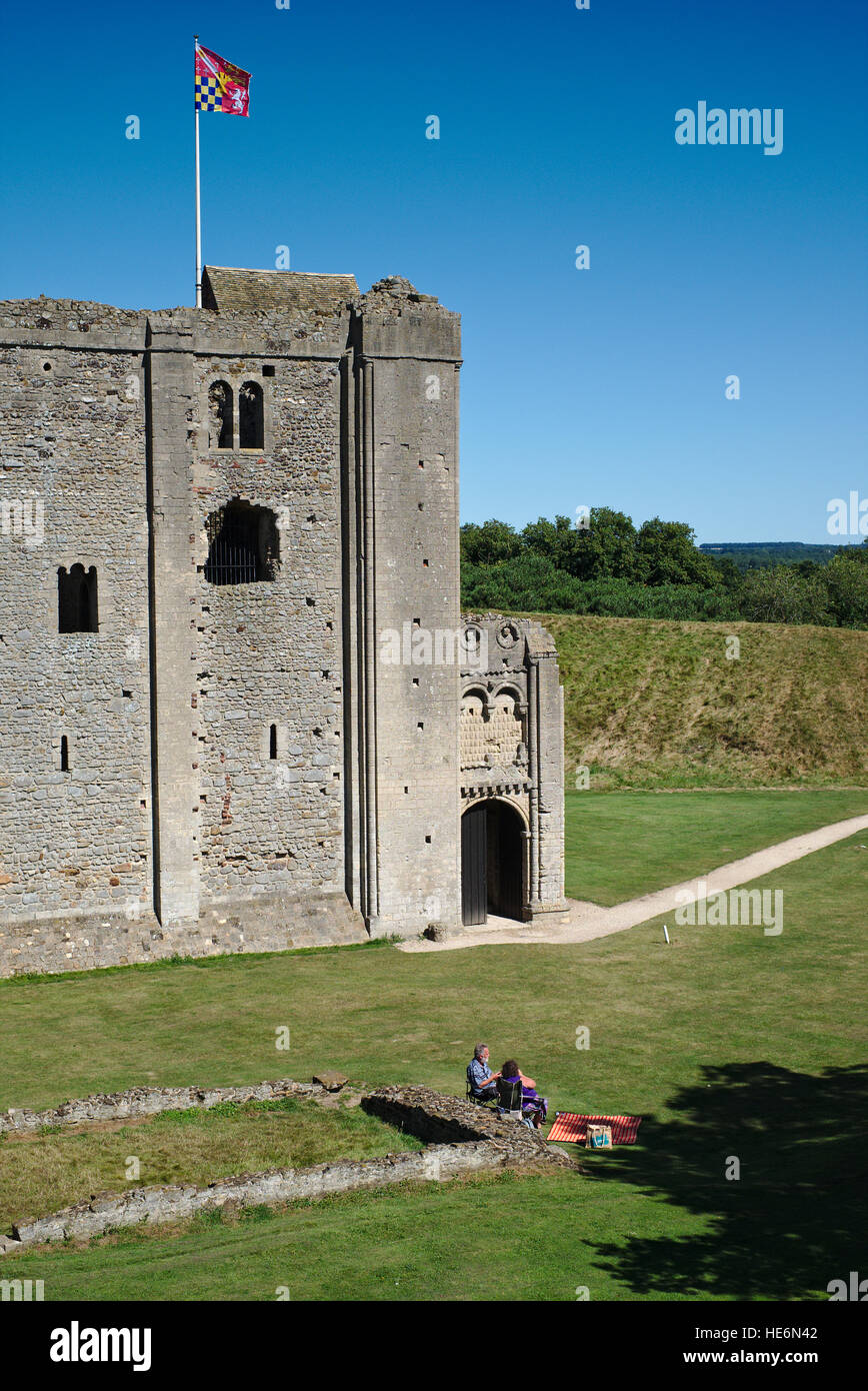 Couple enjoy picnic lunch in castle grounds Stock Photo - Alamy