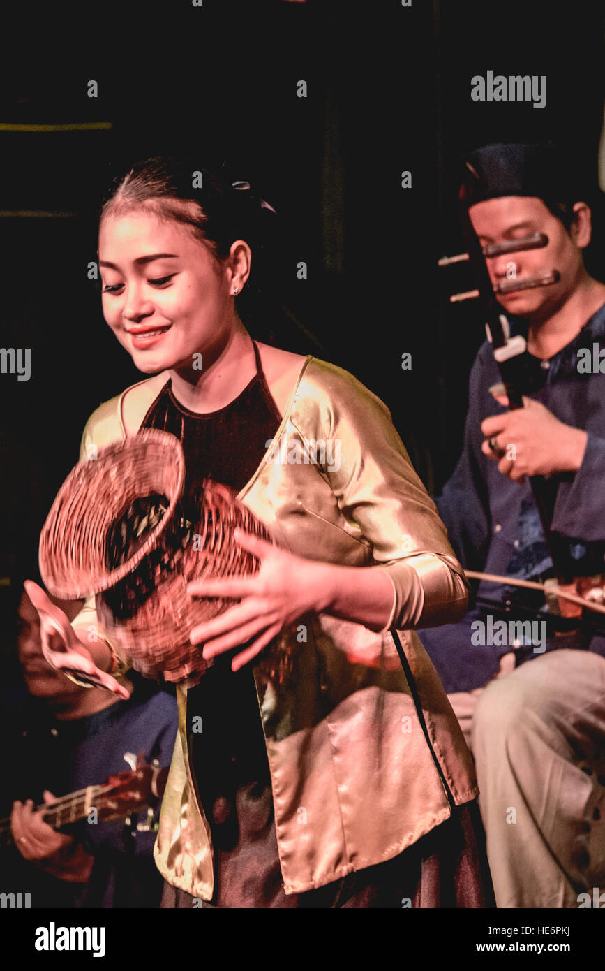 Vietnamese musician hi-res stock photography and images - Alamy