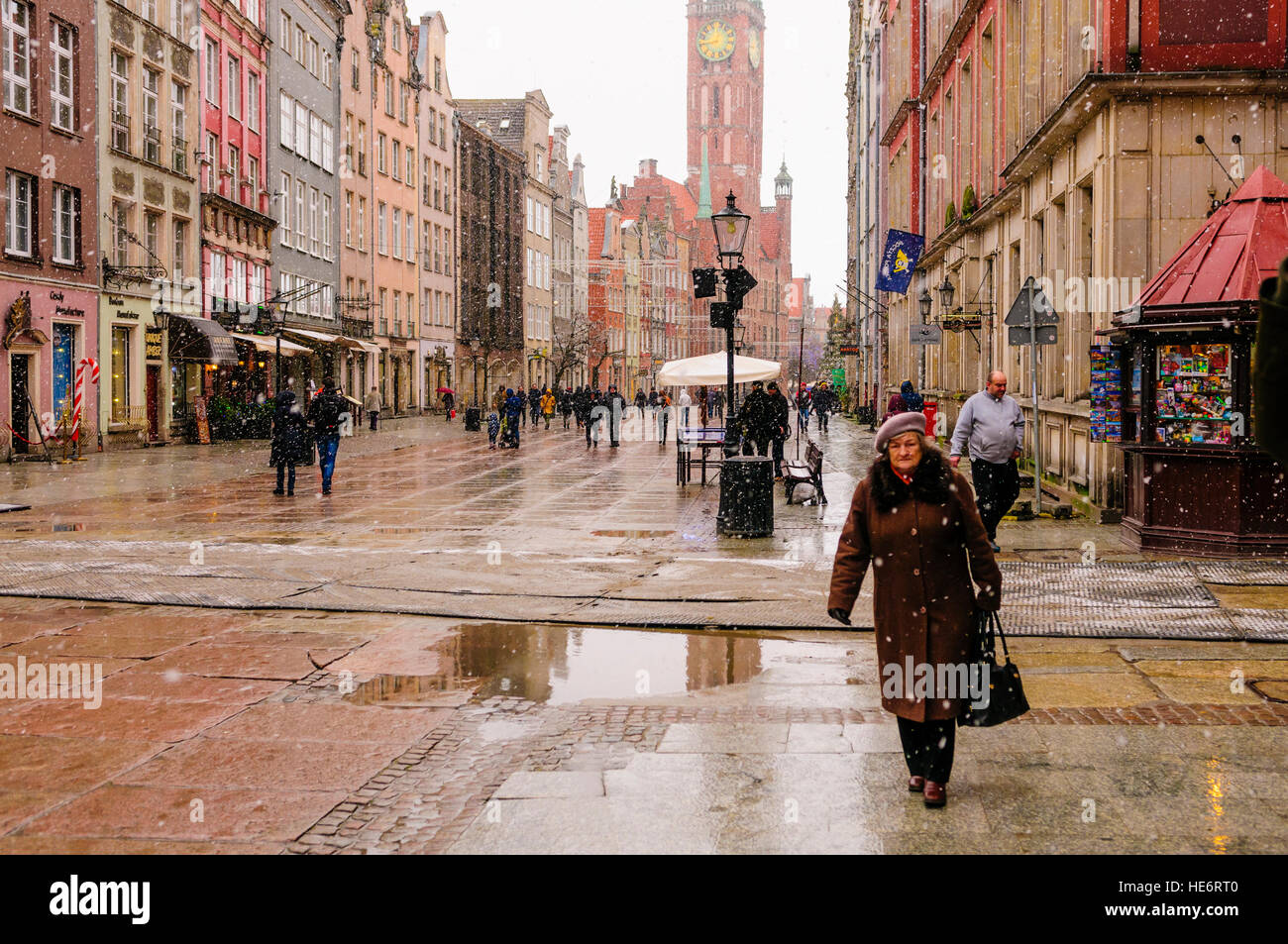 People walking in snow along Dluga, Dlugi Targ, Gdansk Stock Photo - Alamy