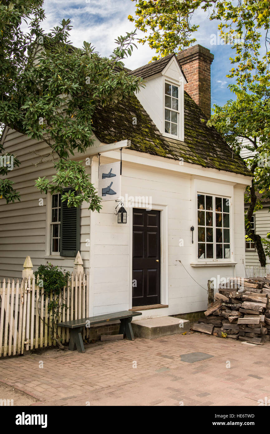 Colonial Williamsburg shoemaker shop Stock Photo - Alamy