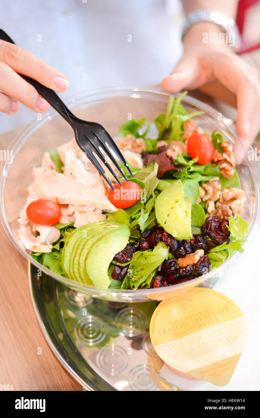 Eating a healthy lunch at office Stock Photo - Alamy