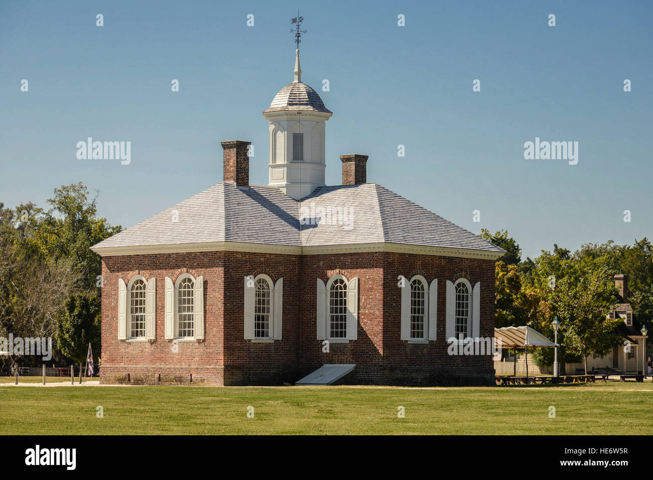 18th century Courthouse in Colonial Williamsburg Stock Photo - Alamy