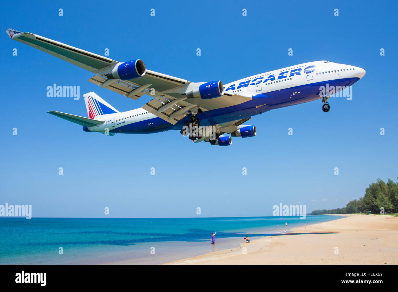 Boeing 747 flying hi-res stock photography and images - Alamy