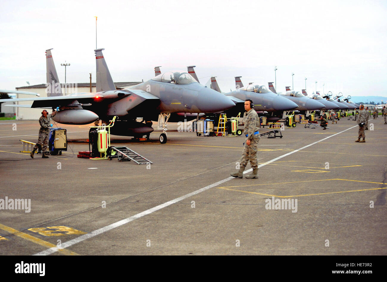 Airmen of the Oregon Air National Guard's 142nd Fighter Wing prepare ...