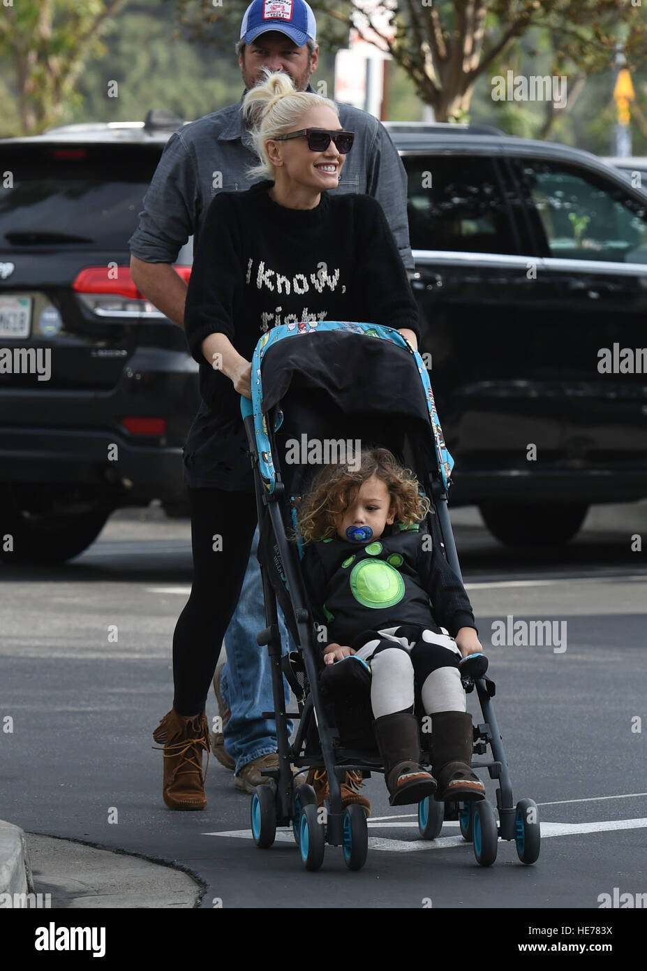 Gwen Stefani and Blake Shelton go shopping with her son Apollo ...