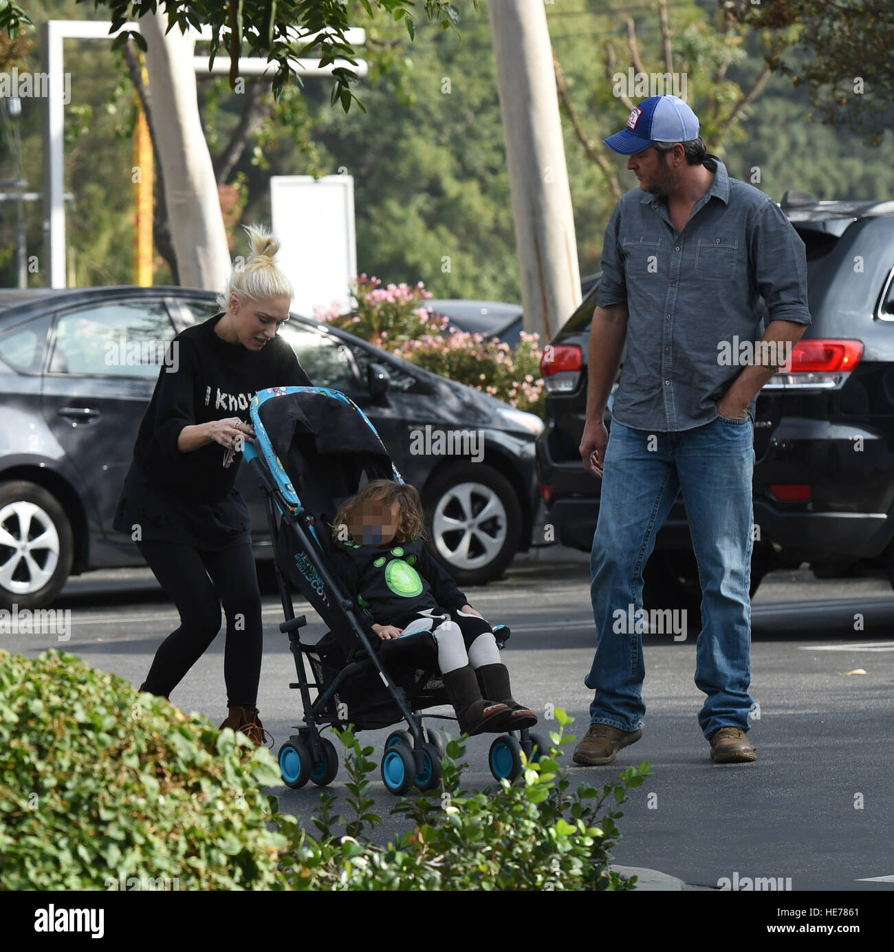 Gwen Stefani and Blake Shelton go shopping with her son Apollo ...