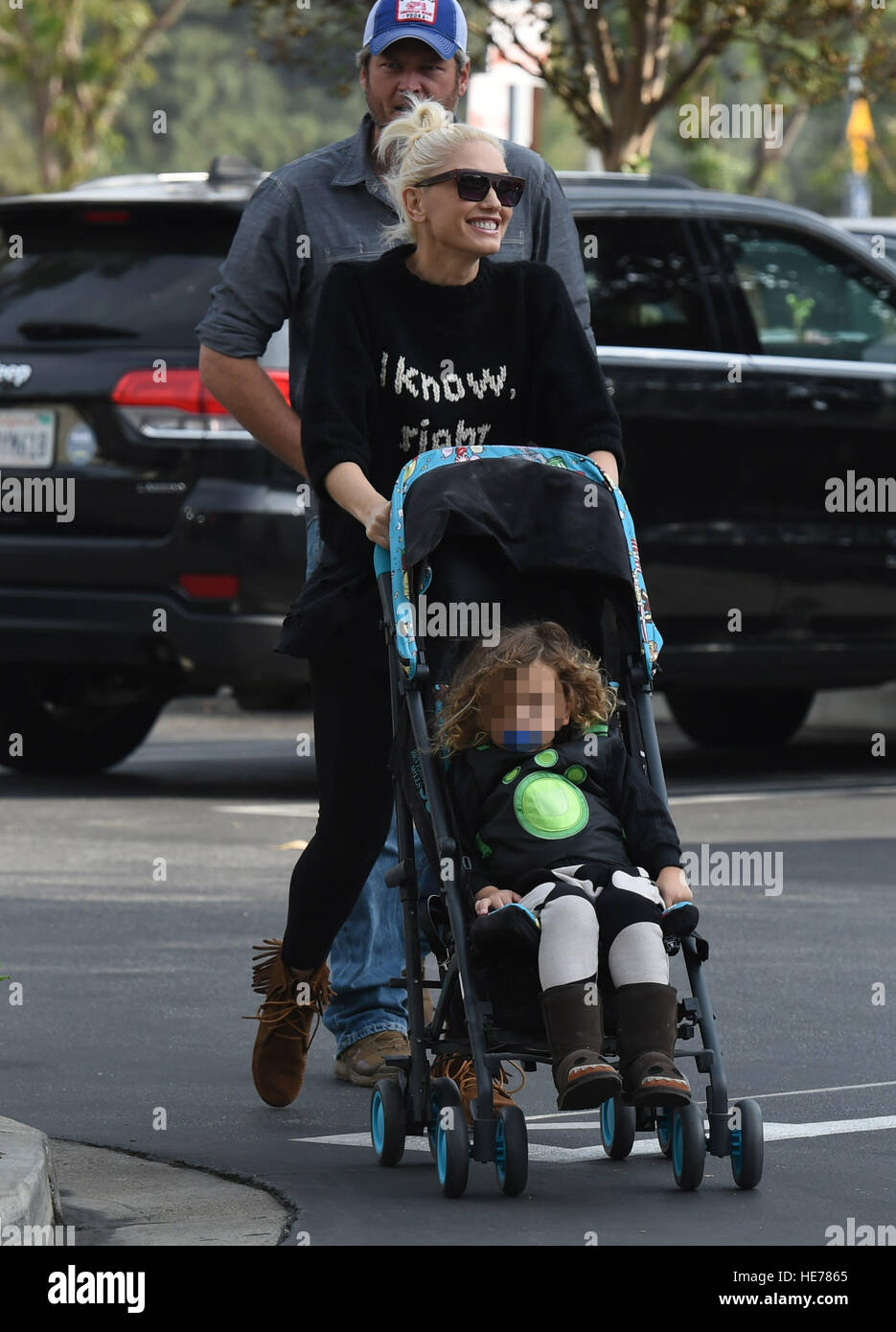 Gwen Stefani and Blake Shelton go shopping with her son Apollo ...