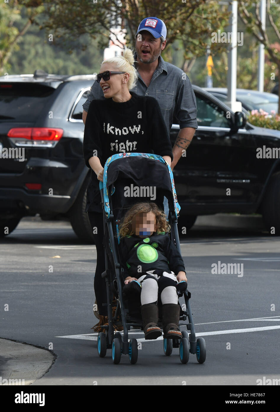 Gwen Stefani and Blake Shelton go shopping with her son Apollo ...