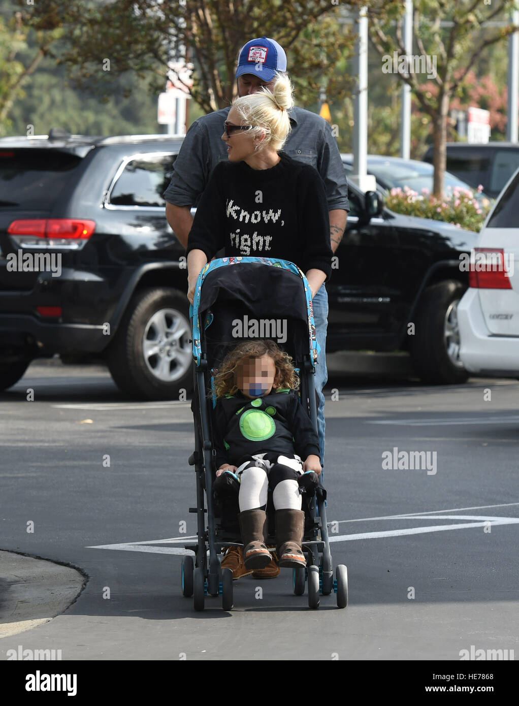 Gwen Stefani and Blake Shelton go shopping with her son Apollo ...