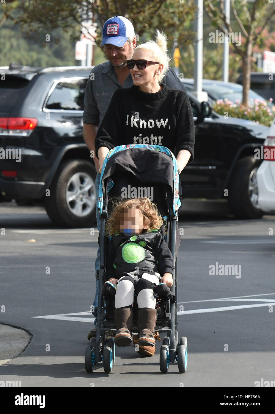 Gwen Stefani and Blake Shelton go shopping with her son Apollo ...