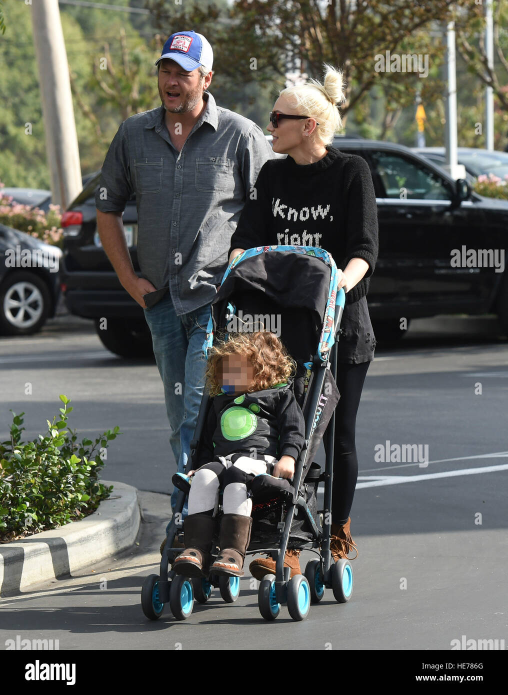 Gwen Stefani and Blake Shelton go shopping with her son Apollo ...
