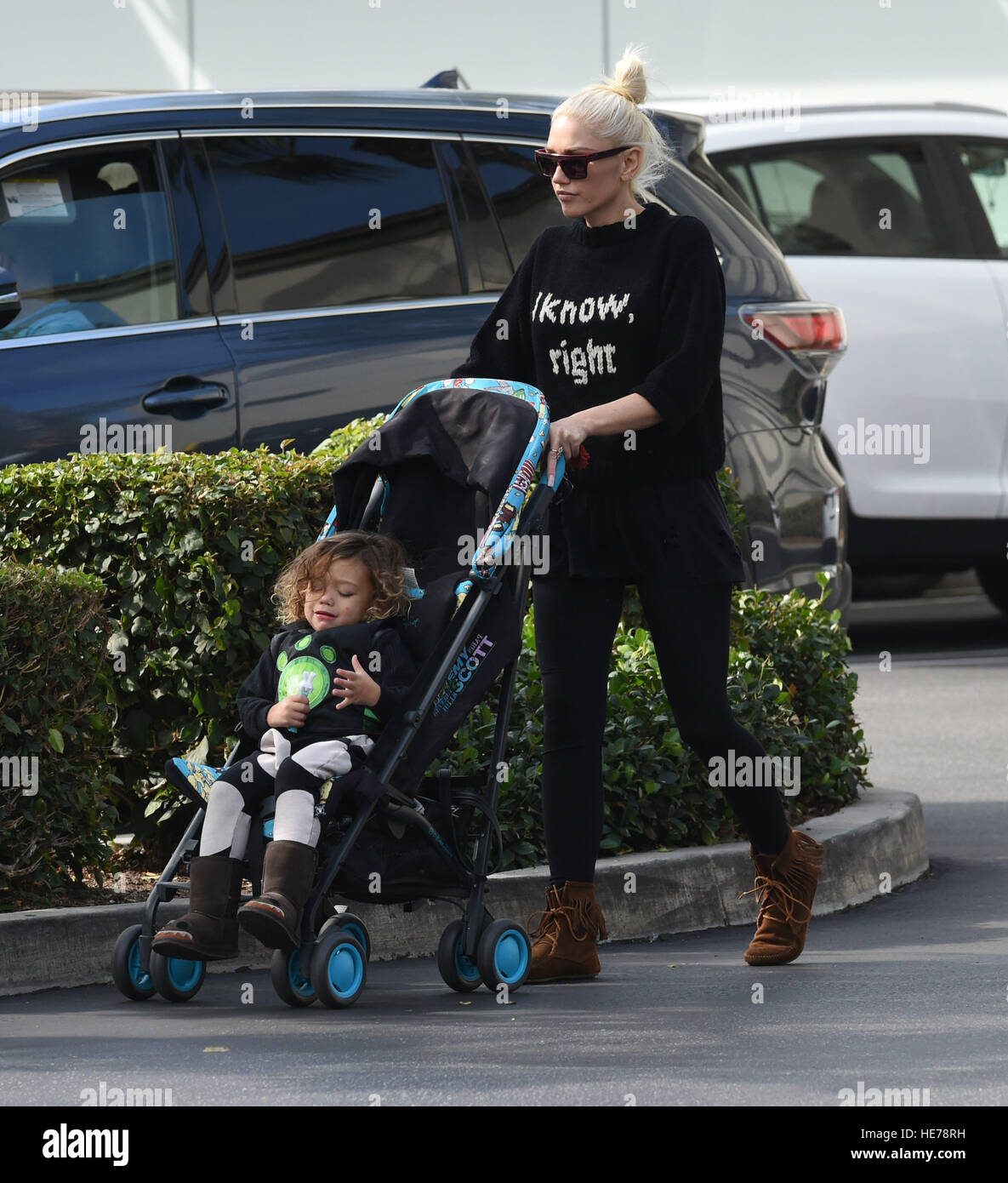 Gwen Stefani and Blake Shelton go shopping with her son Apollo ...