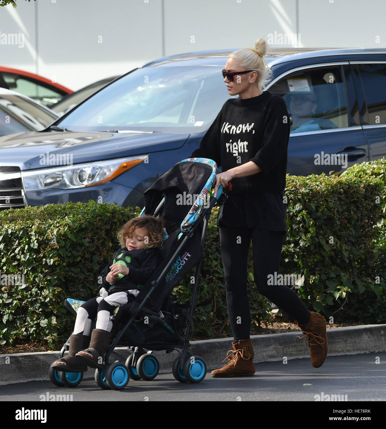 Gwen Stefani and Blake Shelton go shopping with her son Apollo ...