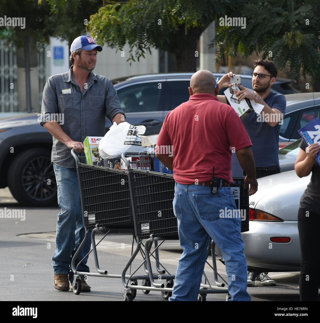 Gwen Stefani and Blake Shelton go shopping with her son Apollo ...