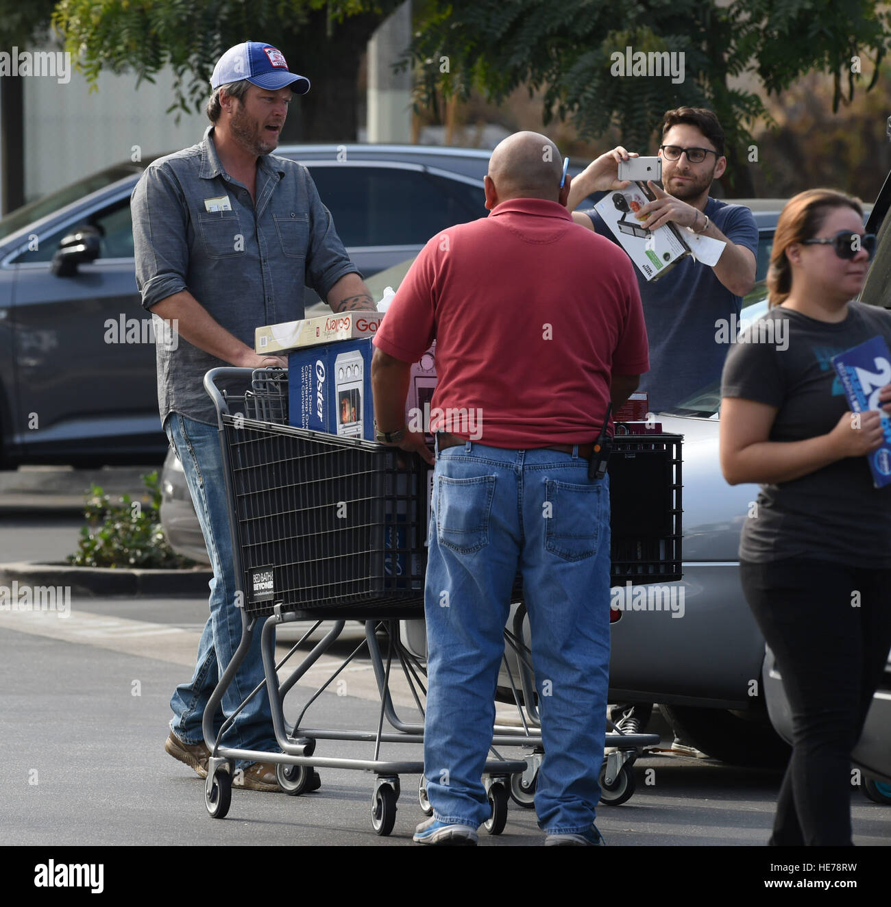 Gwen Stefani and Blake Shelton go shopping with her son Apollo ...