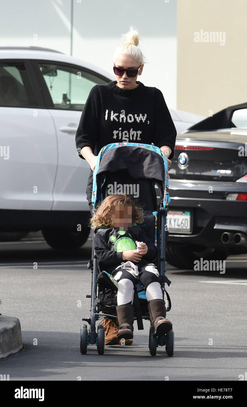 Gwen Stefani and Blake Shelton go shopping with her son Apollo ...