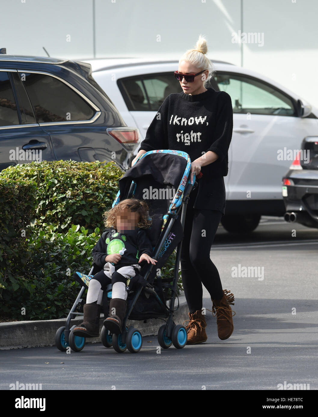 Gwen Stefani and Blake Shelton go shopping with her son Apollo ...