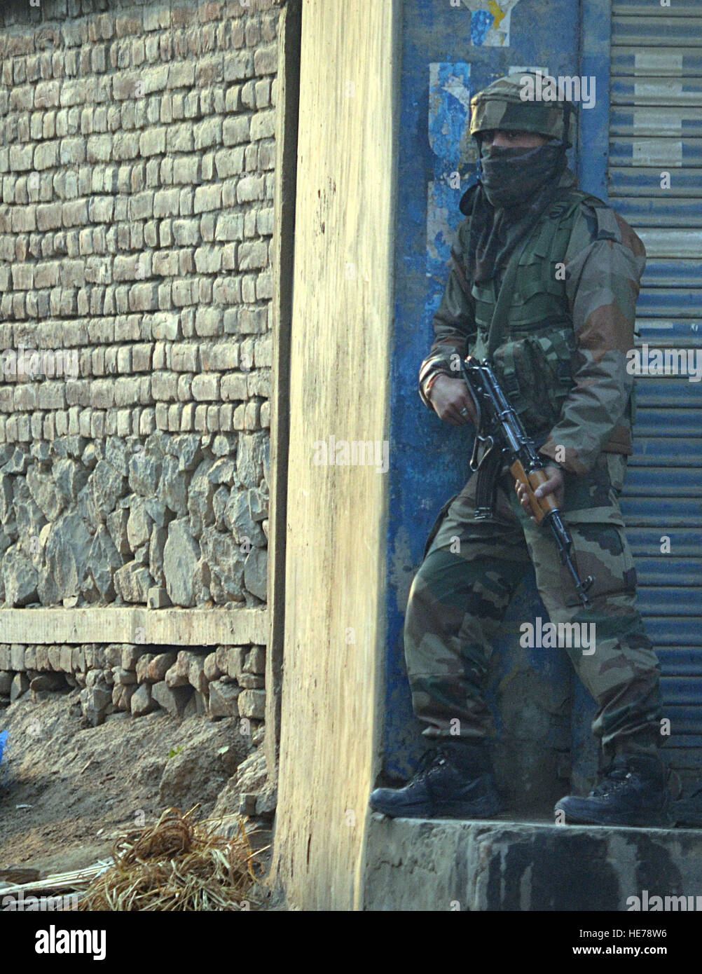 Srinagar, India. 17th Dec, 2016. An Indian army soldier stands near the ...