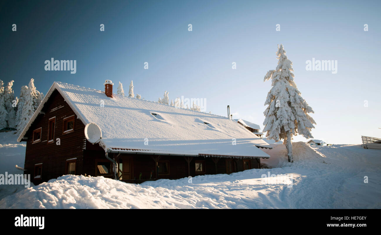 Snow covered cottage hi-res stock photography and images - Alamy