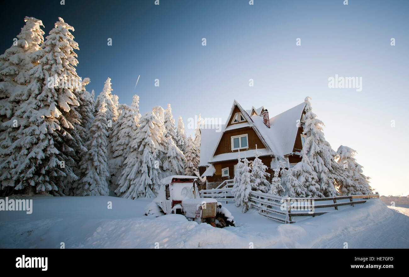 Snow covered cottage hi-res stock photography and images - Alamy
