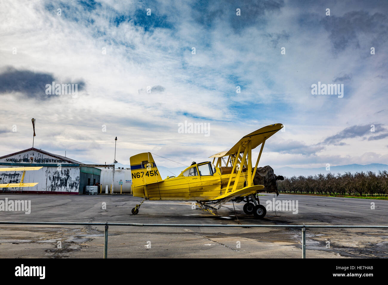 Crop spray airplane aircraft plane hi-res stock photography and images ...