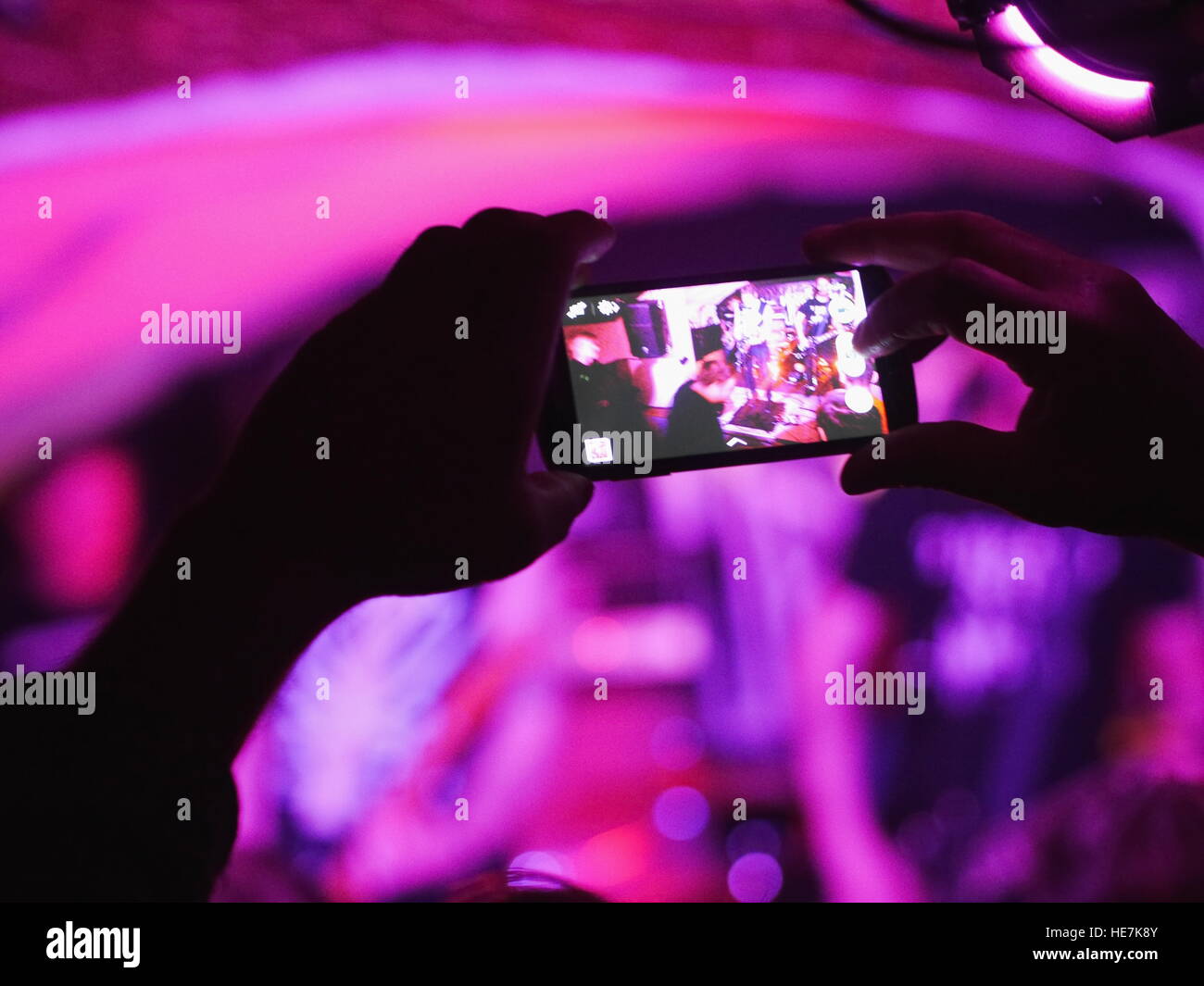 Concert phone camera hi-res stock photography and images - Alamy