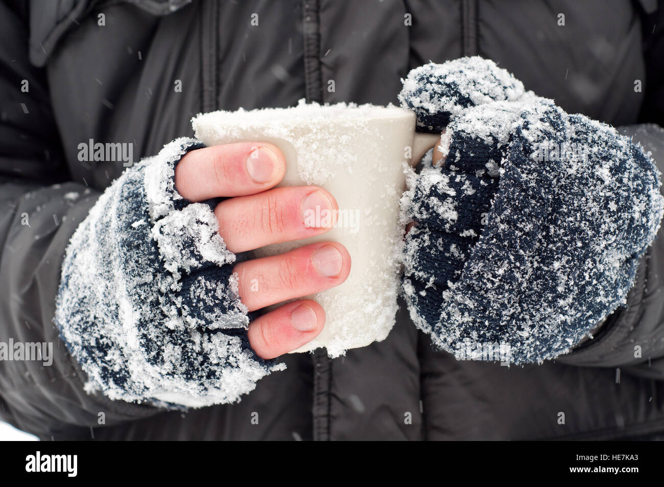 Frozen hands holding a mug Stock Photo - Alamy