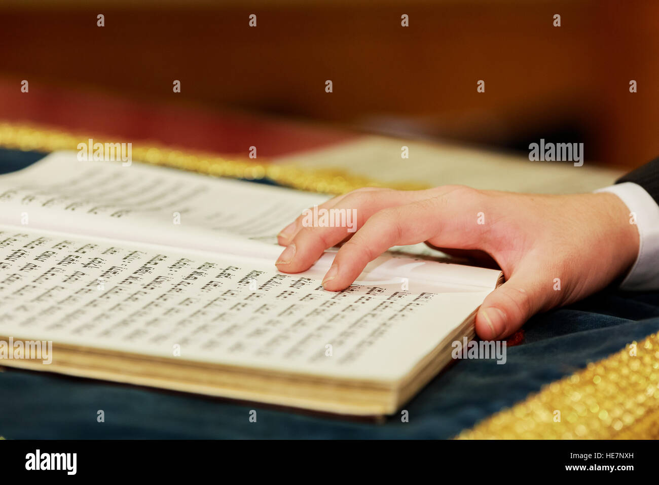 Ancient torah jewish scroll hi-res stock photography and images - Alamy