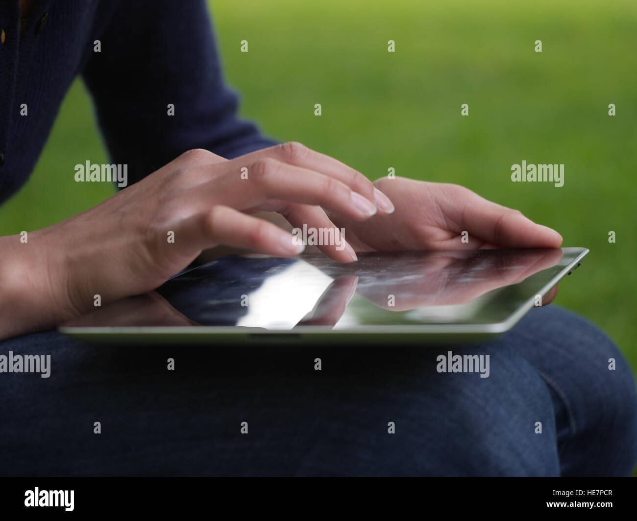 Tablet ipad hands hi-res stock photography and images - Alamy