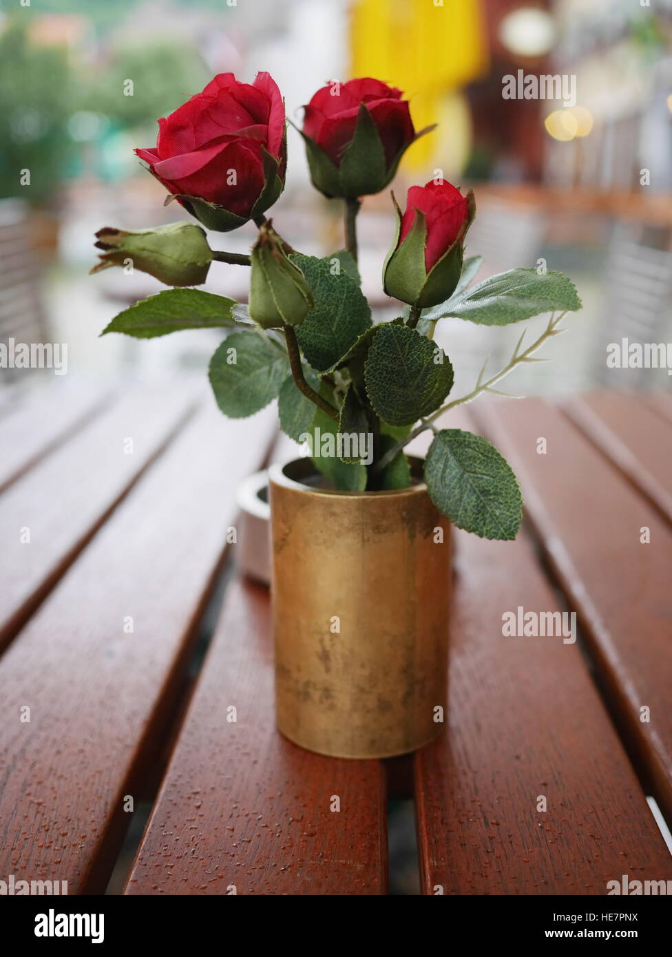 Rose bottle table hi-res stock photography and images - Alamy