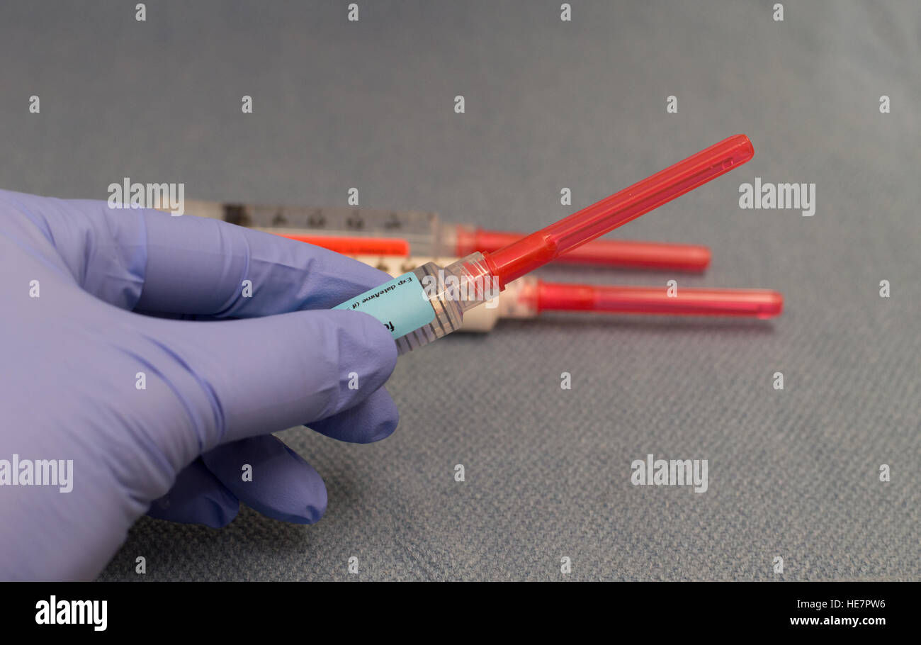 Red capped safety needles hi-res stock photography and images - Alamy