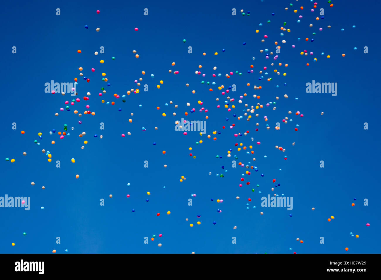 Hundreds balloons hi-res stock photography and images - Alamy