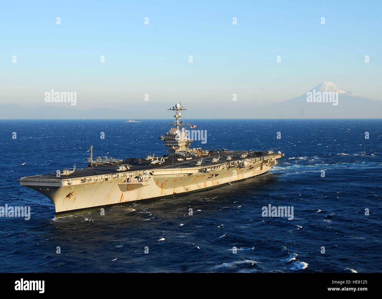 The USN Nimitz-class aircraft carrier USS George Washington steams ...