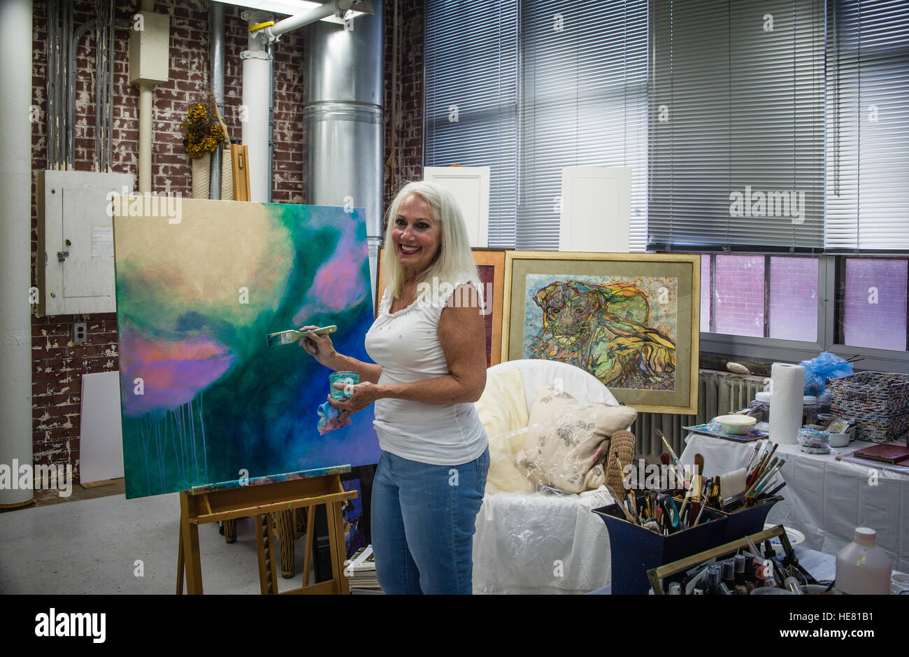 Woman in artist studio Stock Photo - Alamy