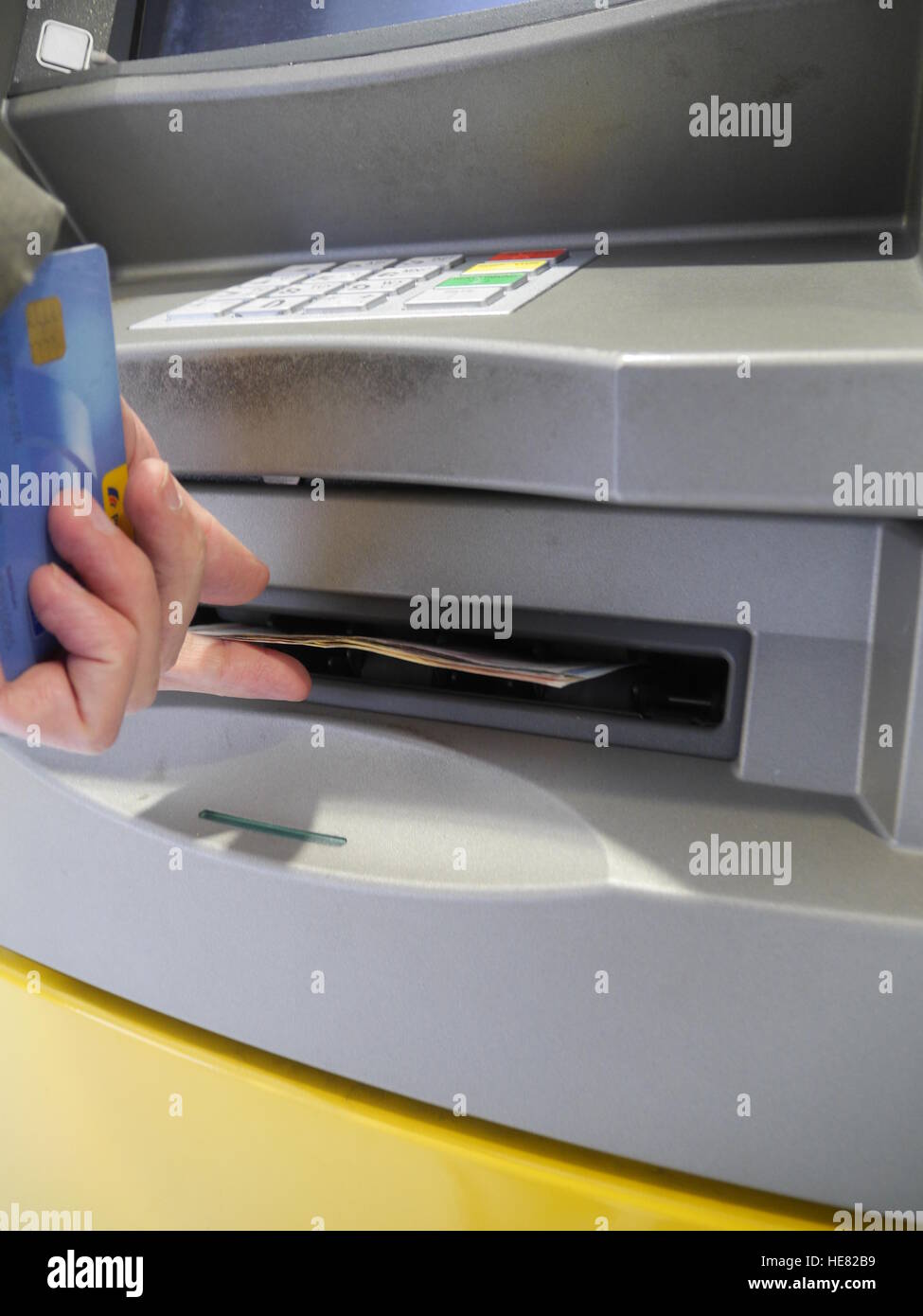 People using atm machine hi-res stock photography and images - Alamy