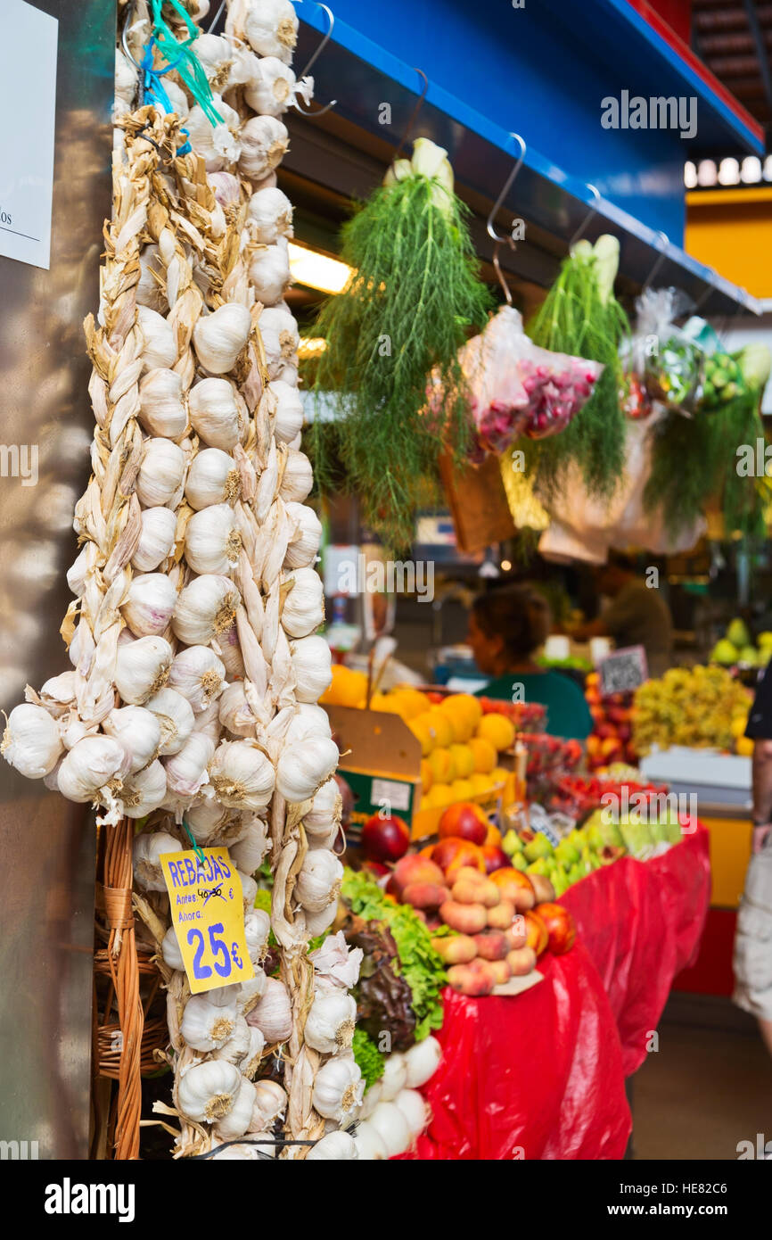 bunch of garlic in the grocery market Stock Photo - Alamy