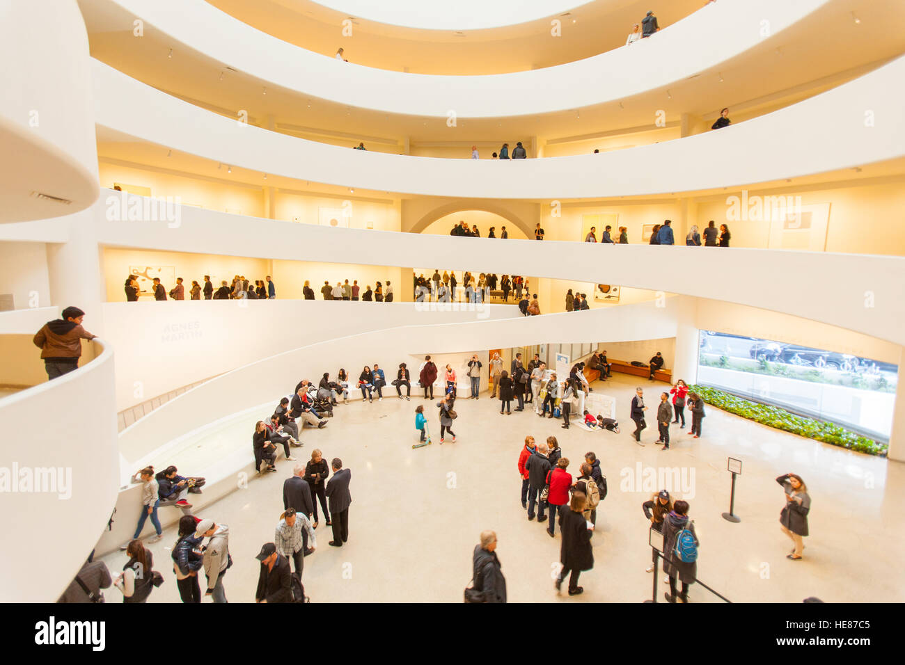 The Spiral Rotunda inside the Guggenheim Museum, Fifth Avenue ...