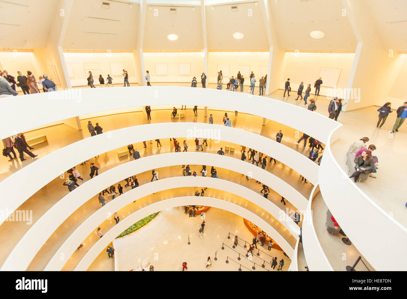 The Spiral Rotunda inside the Guggenheim Museum, Fifth Avenue ...
