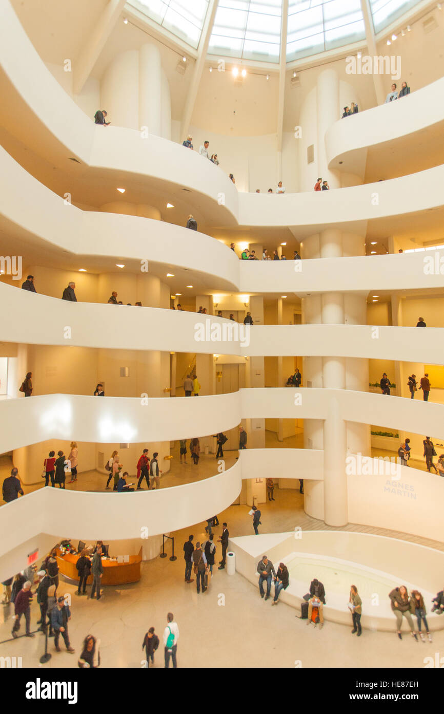 The Spiral Rotunda inside the Guggenheim Museum, Fifth Avenue ...
