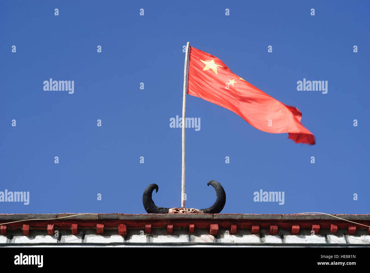 Lhasa: Chinese flag on yak skull on a house roof, Tibet, China Stock ...