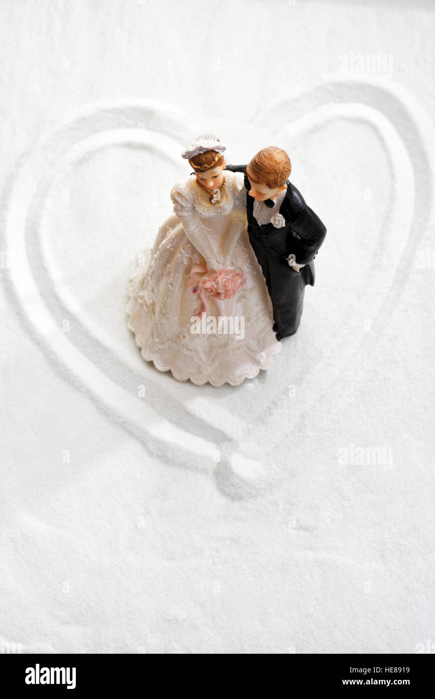 Heart in the sand with bridal couple Stock Photo - Alamy