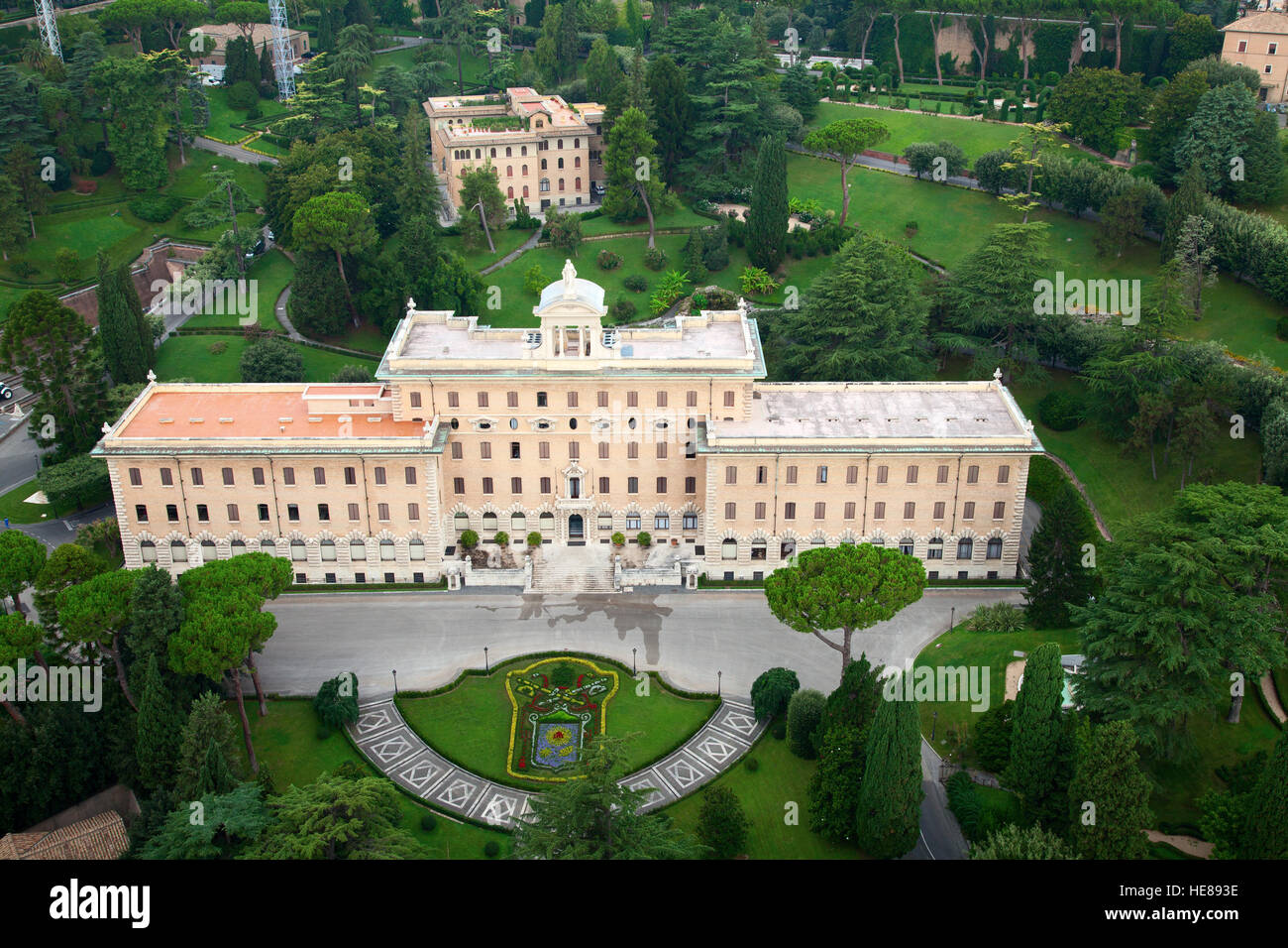 Courtyard of the Vatican palace near St. Peter's Basilica in Rome ...