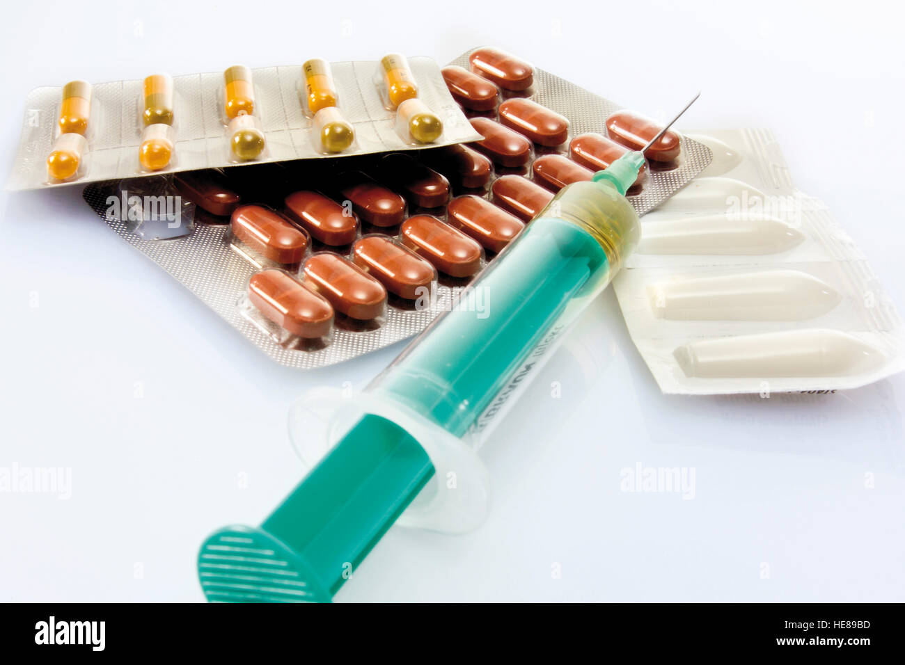 Syringe and tablets Stock Photo - Alamy