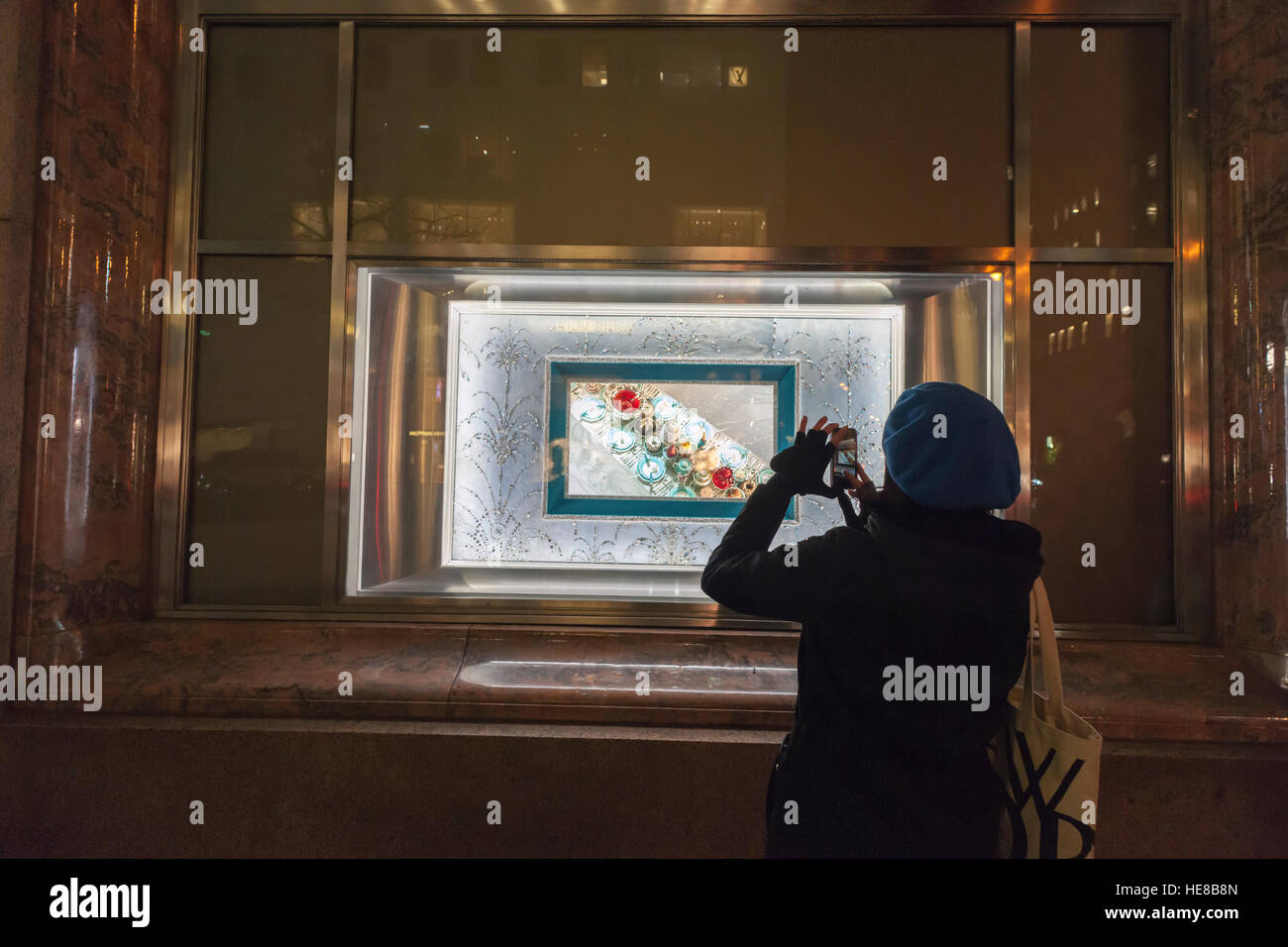 Christmas windows of Tiffany & Co. jewelers on Fifth Avenue in Midtown ...