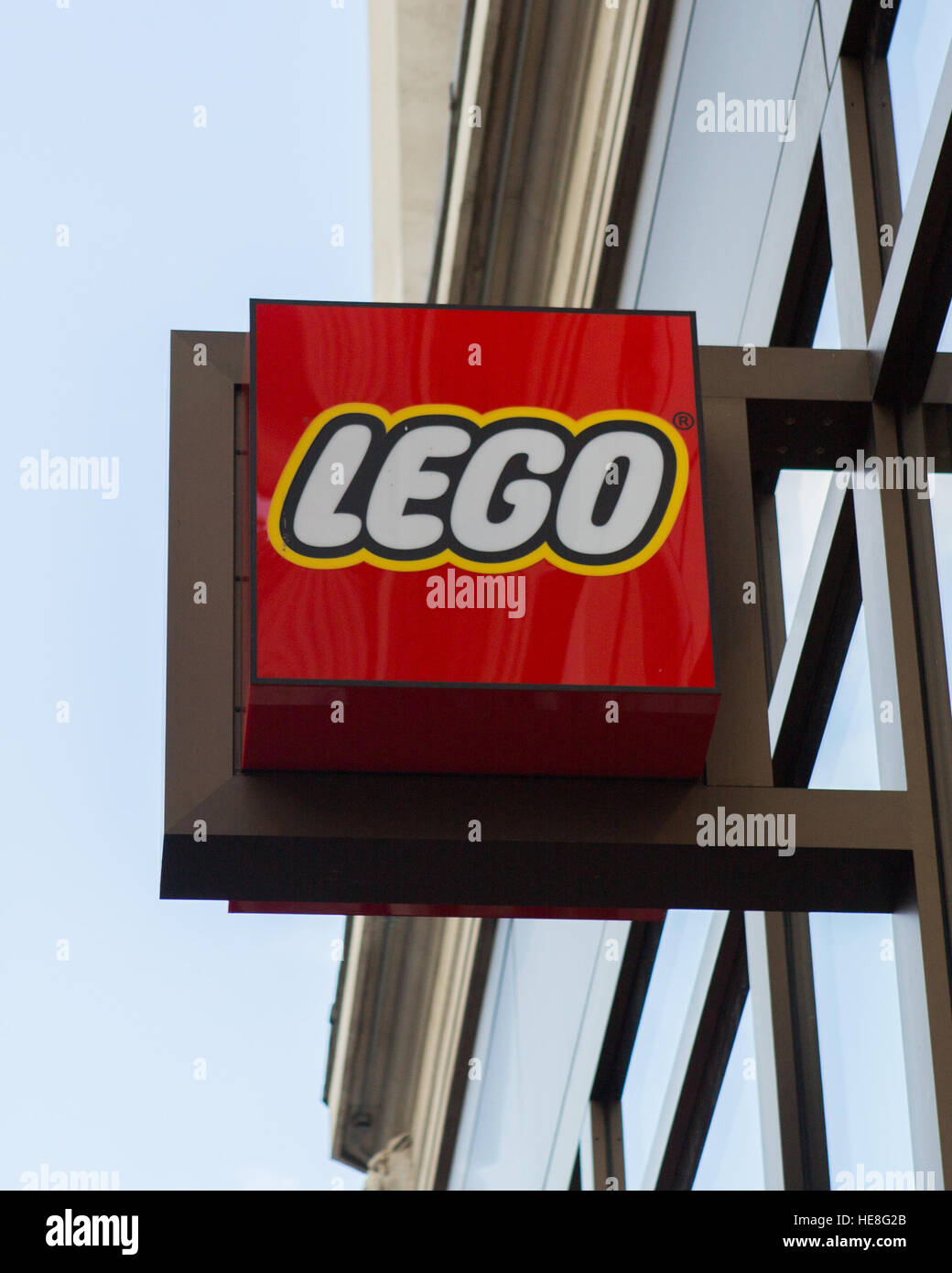 The world's largest Lego store is opens in Leicester Square Featuring ...